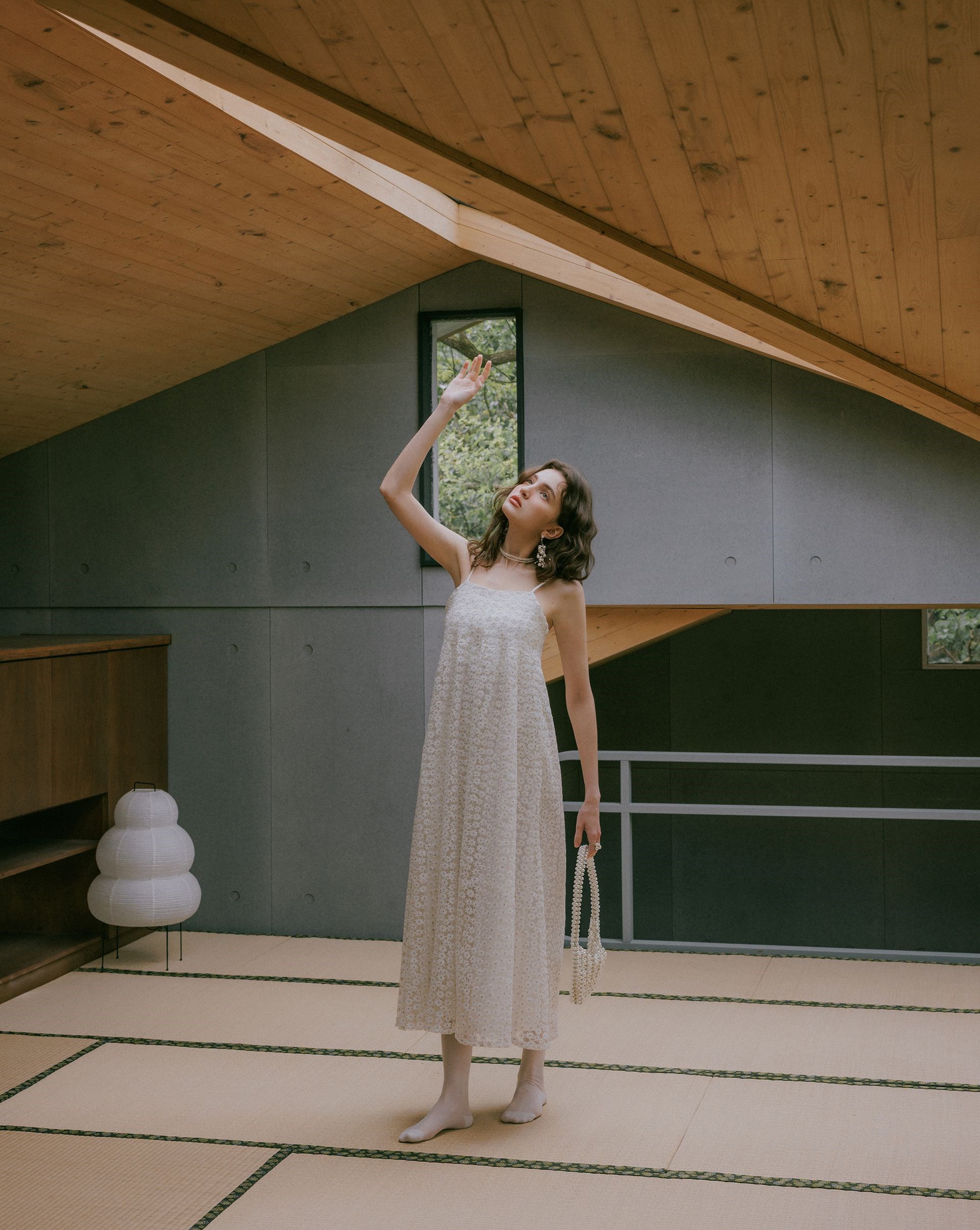 刺繡小花細肩帶長洋裝 ｜ MEIER.Q 打造簡約永恆感