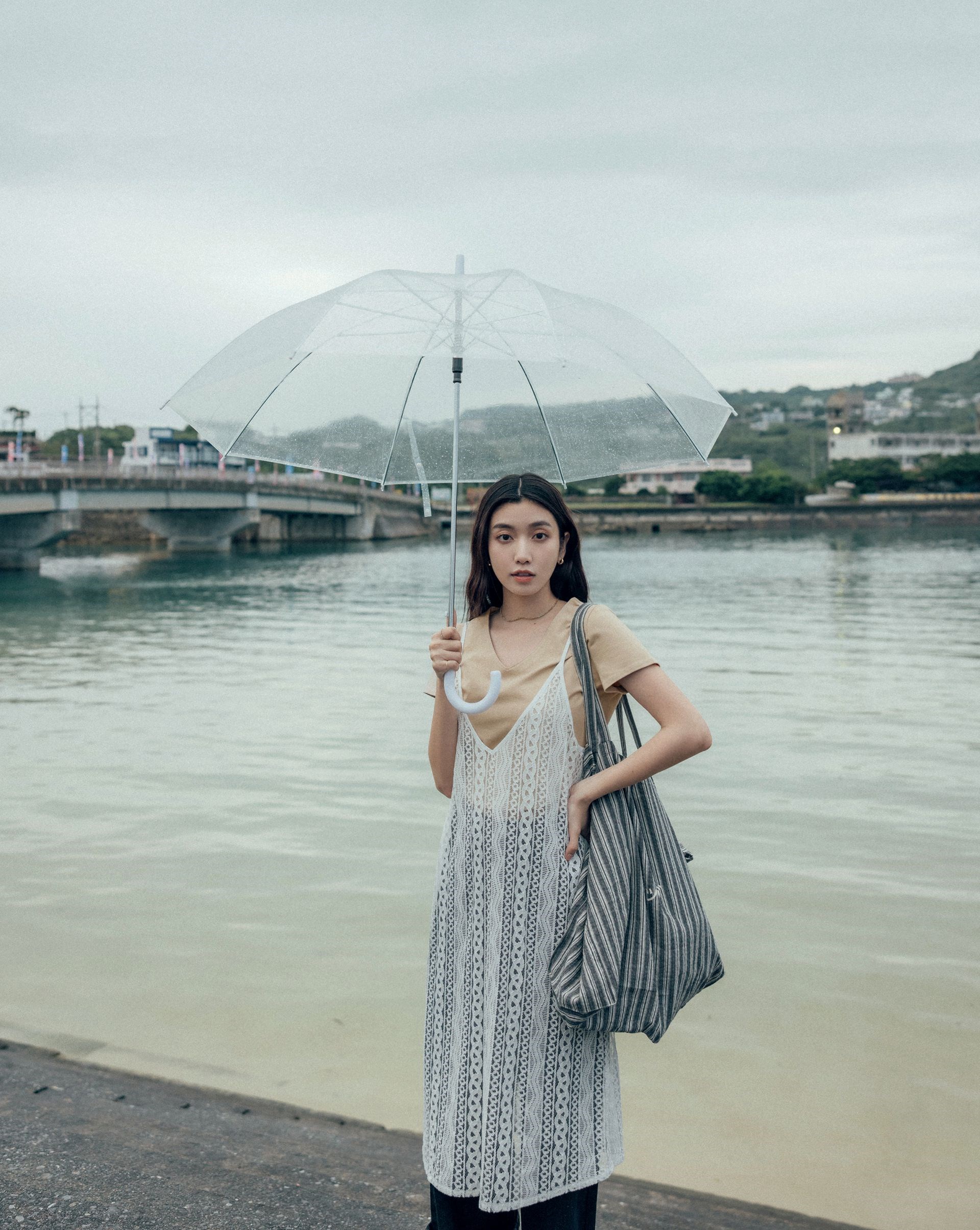 PROJECT.M V領圓弧下擺彈性短版上衣 ｜ MEIER.Q 打造簡約永恆感