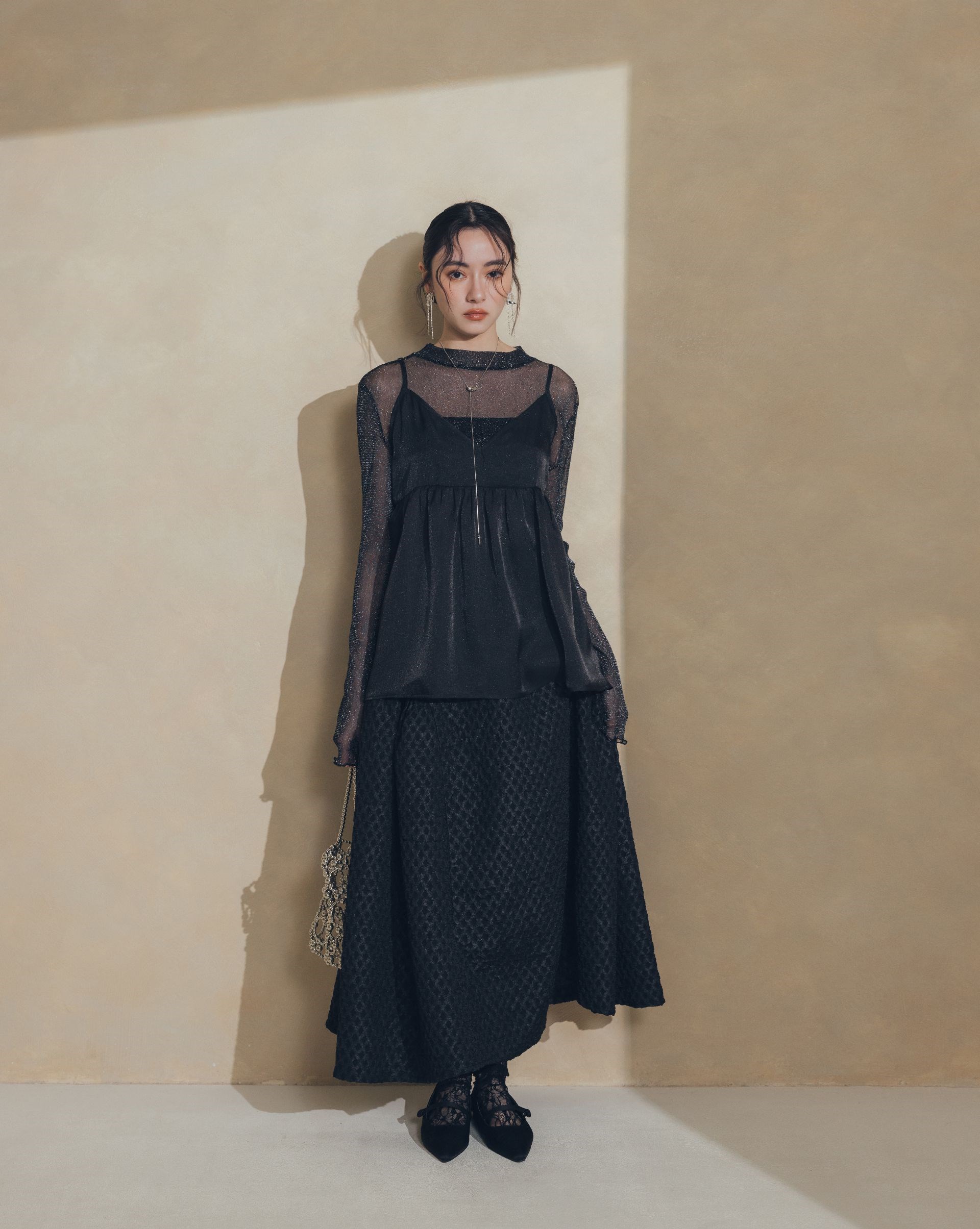 細閃微透肌V領傘襬背心 ｜ MEIER.Q 打造簡約永恆感