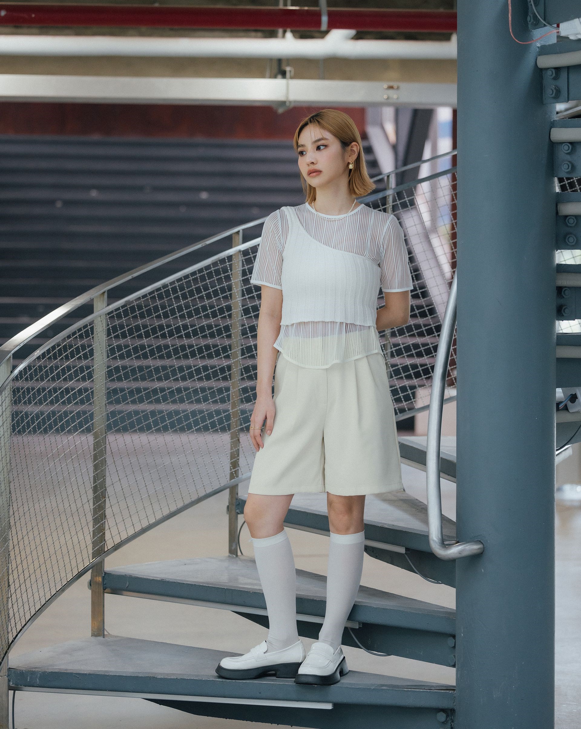 後開岔坑條透膚上衣 ｜ MEIER.Q 打造簡約永恆感