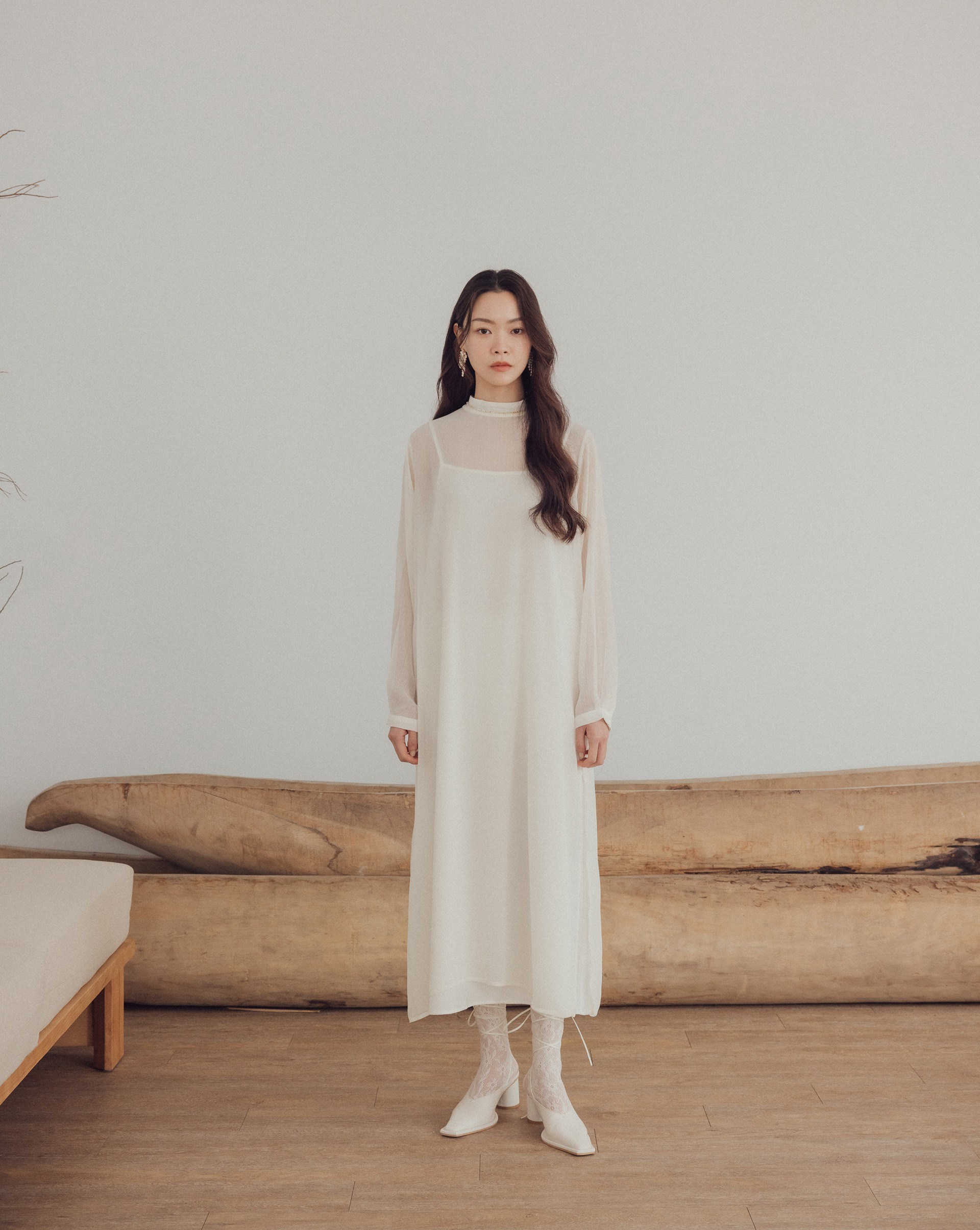 霧面光澤細肩帶平口洋裝 ｜ MEIER.Q 打造簡約永恆感