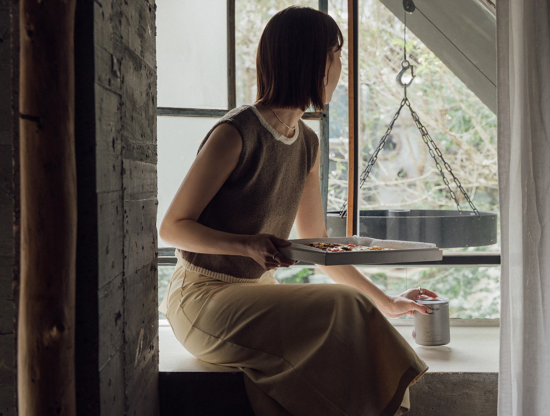 休閒感後開岔斜紋長裙 ｜ MEIER.Q 打造簡約永恆感