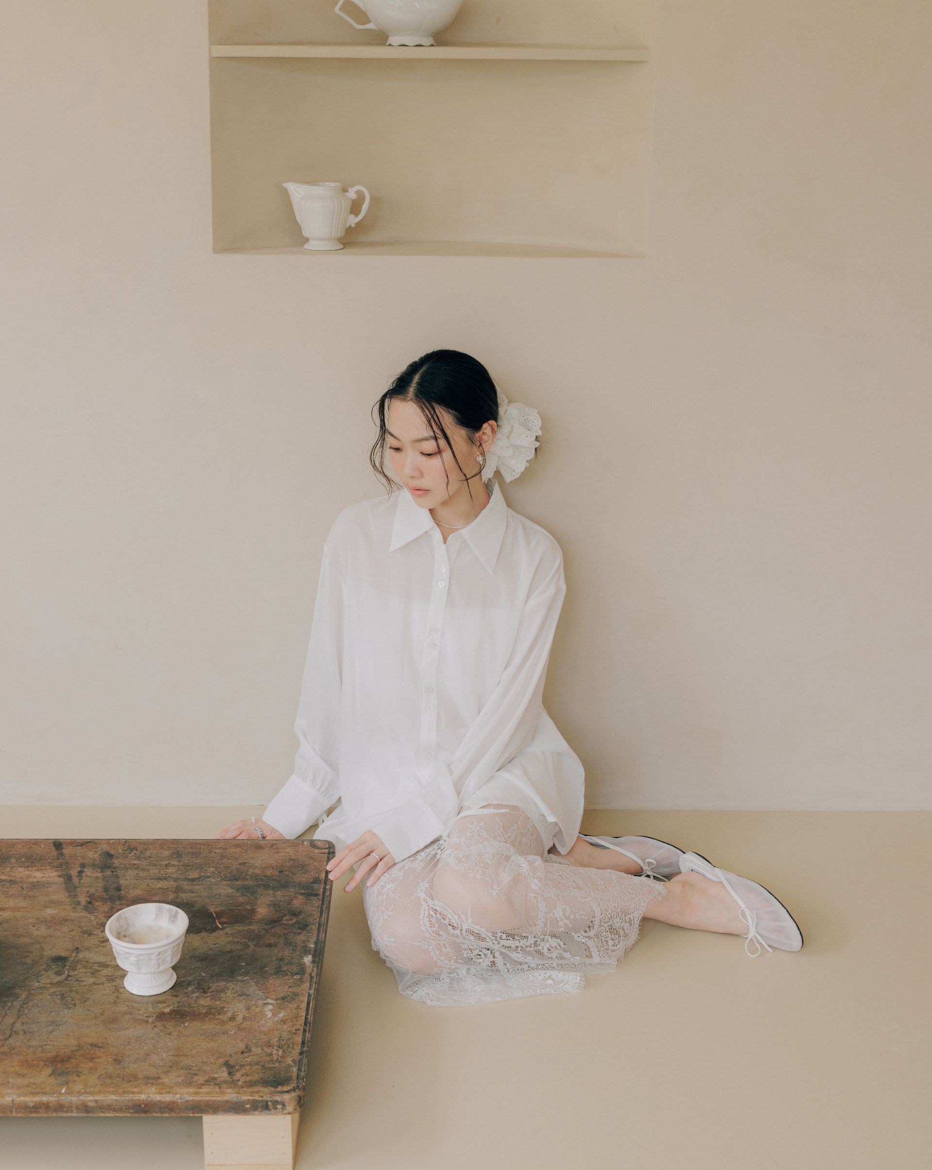 飄逸袖綁帶後剪接襯衫 ｜ MEIER.Q 打造簡約永恆感